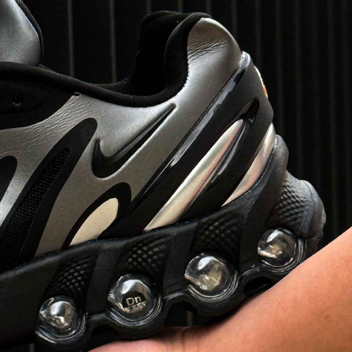 NIKE AIR MAX DN8 / BLACK METALLIC DAR GREY – SKYWEAR