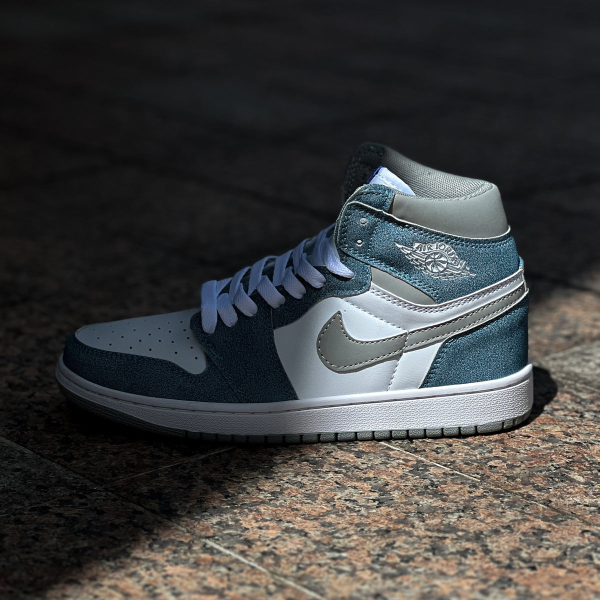 Air Jordan 1 / Hyper Royal - Mid – SKYWEAR